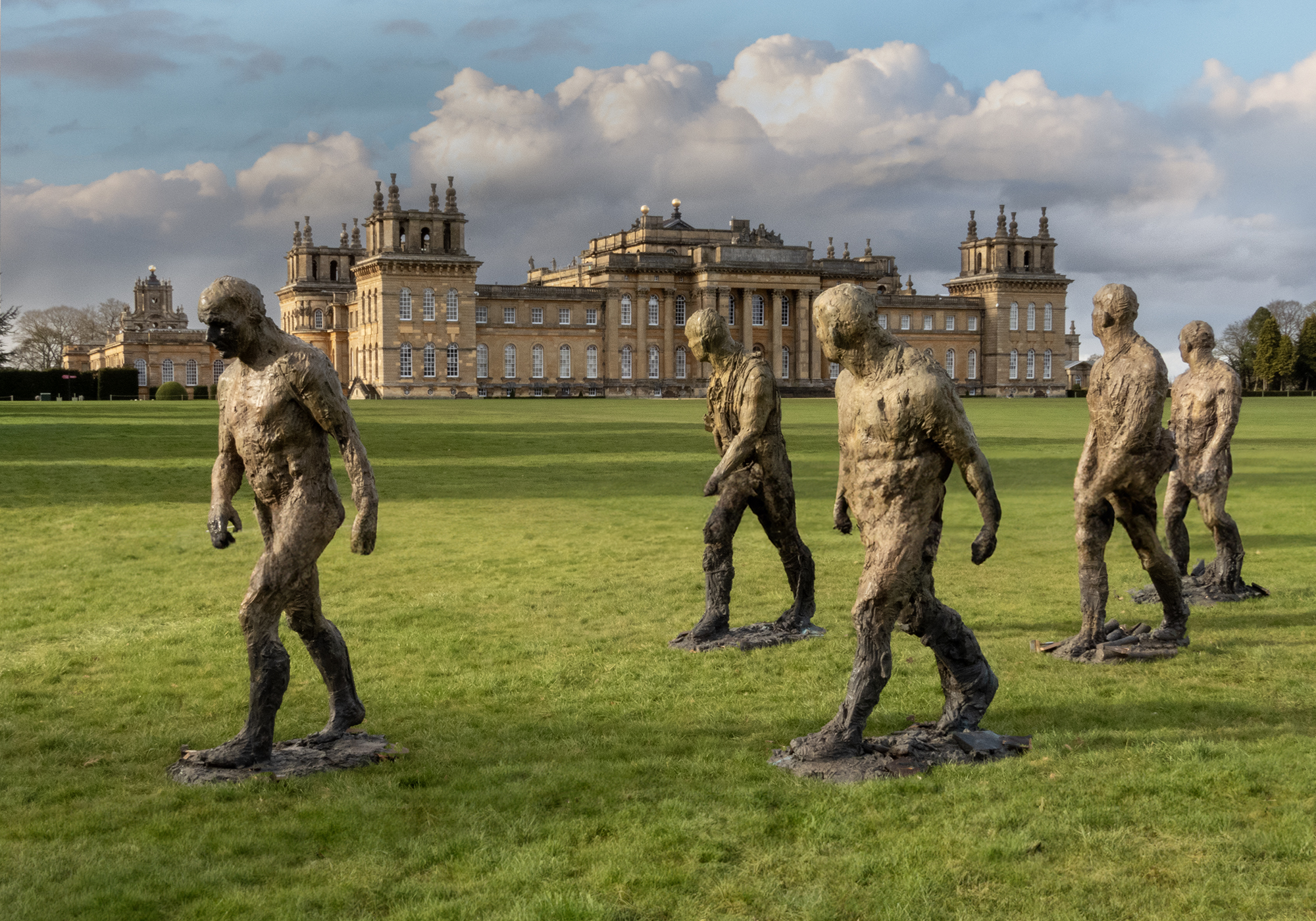 'Walking Men' sculptures arrive at Blenheim Palace – Experience Oxfordshire